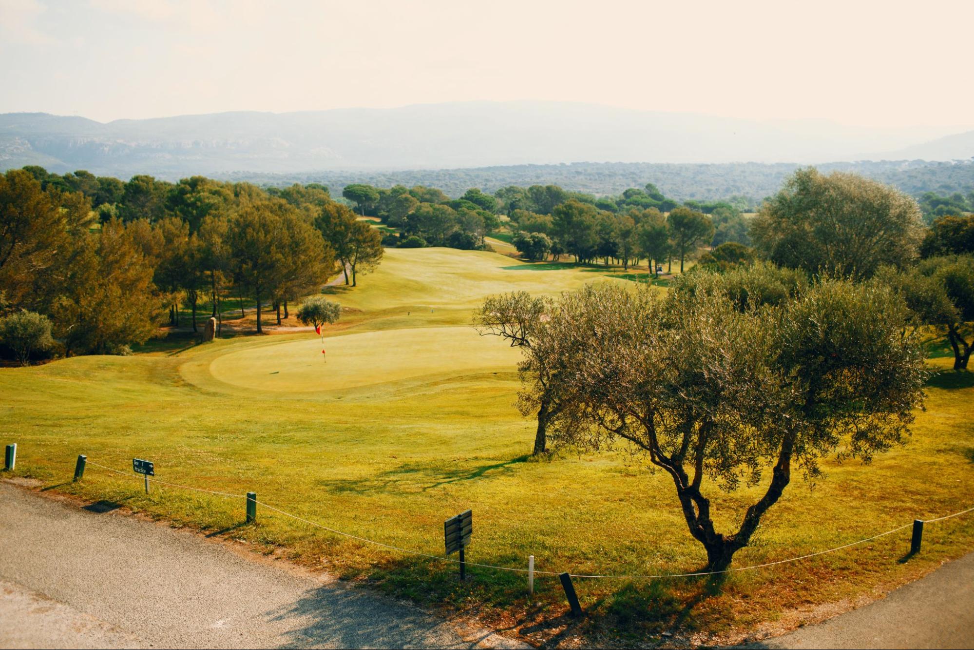 What is Semi Private Golf Course - Golfer Start